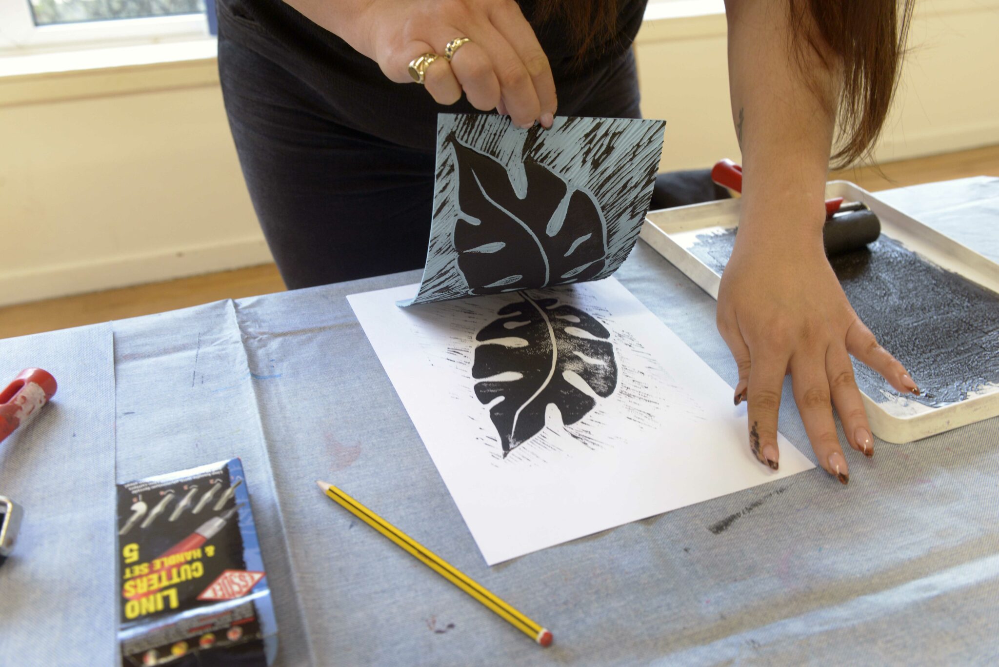 Using visual art to help people feel better - Art in Healthcare